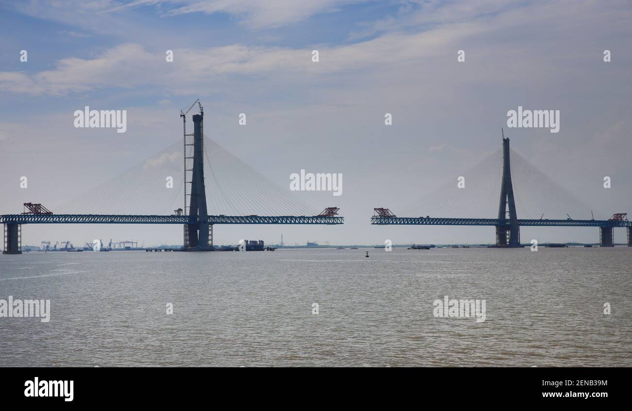 The world's longest cable-stayed bridge, the Hutong (Shanghai-Nantong ...