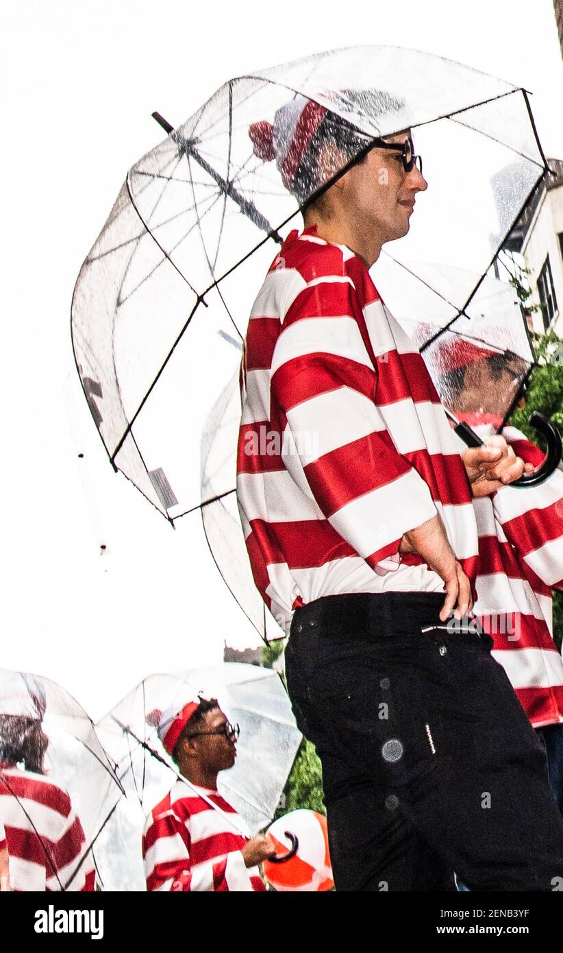 Waldo look-alikes take over NYC in celebration of National "Where's ...