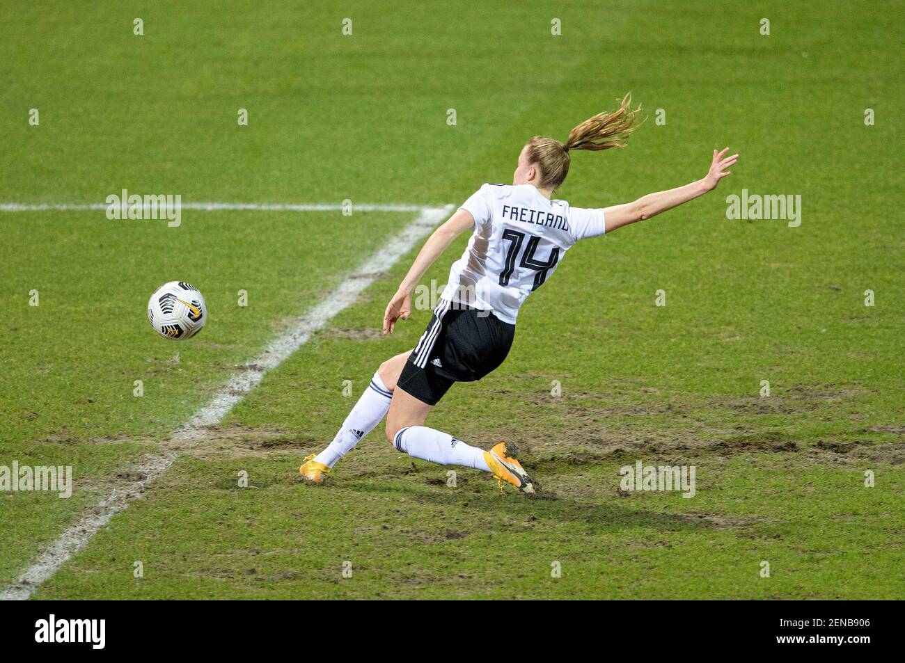 Laura freigang international football hi-res stock photography and ...
