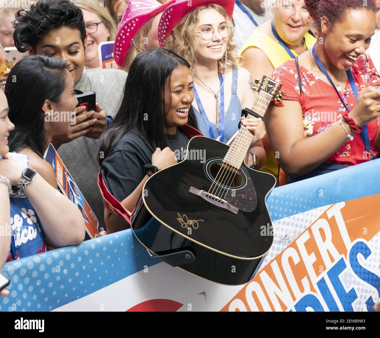 Singer Kasey Musgraves signed guitar of fan during performance on NBC ...