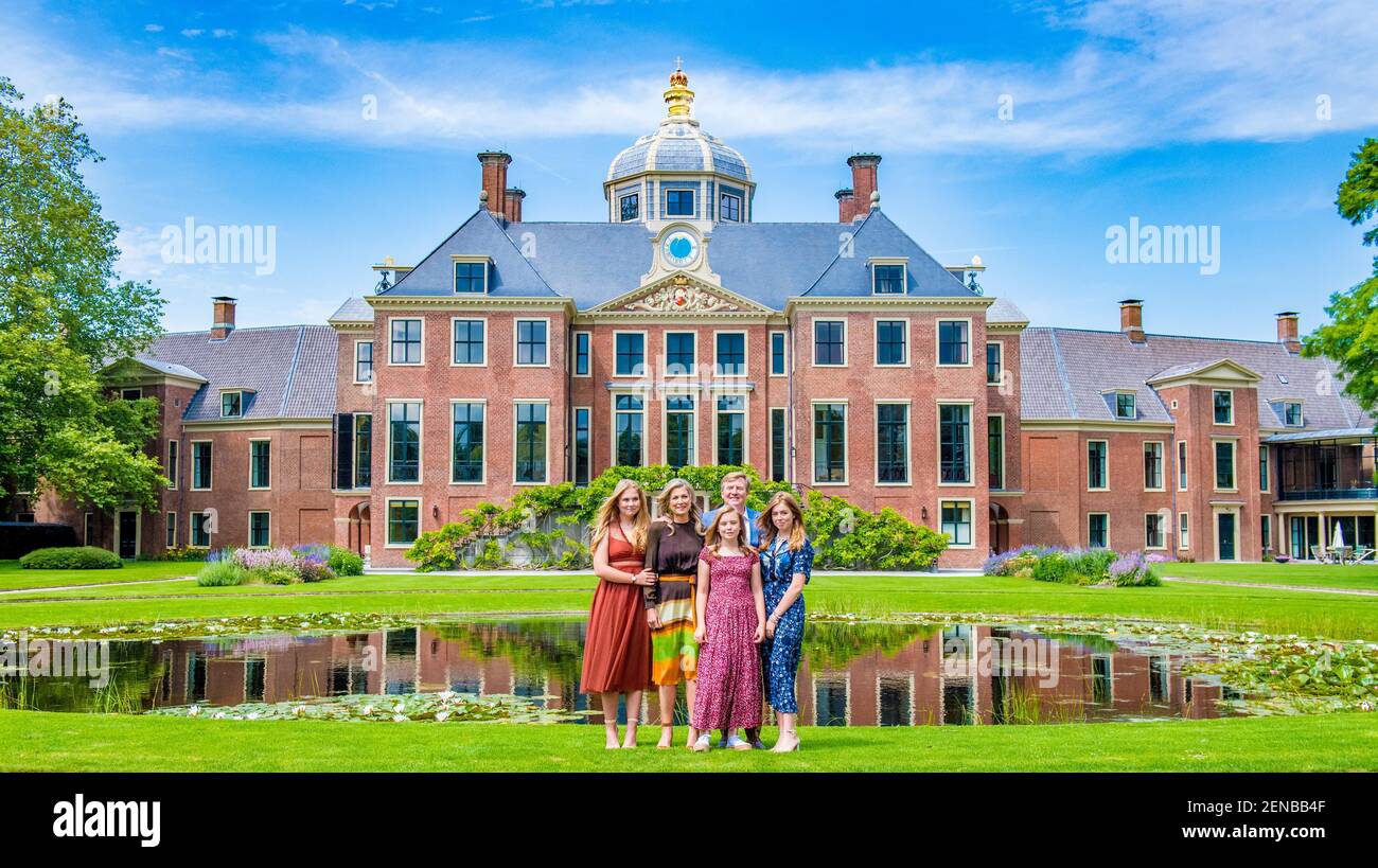 King Willem-Alexander and Queen Maxima with their daughters Princess ...