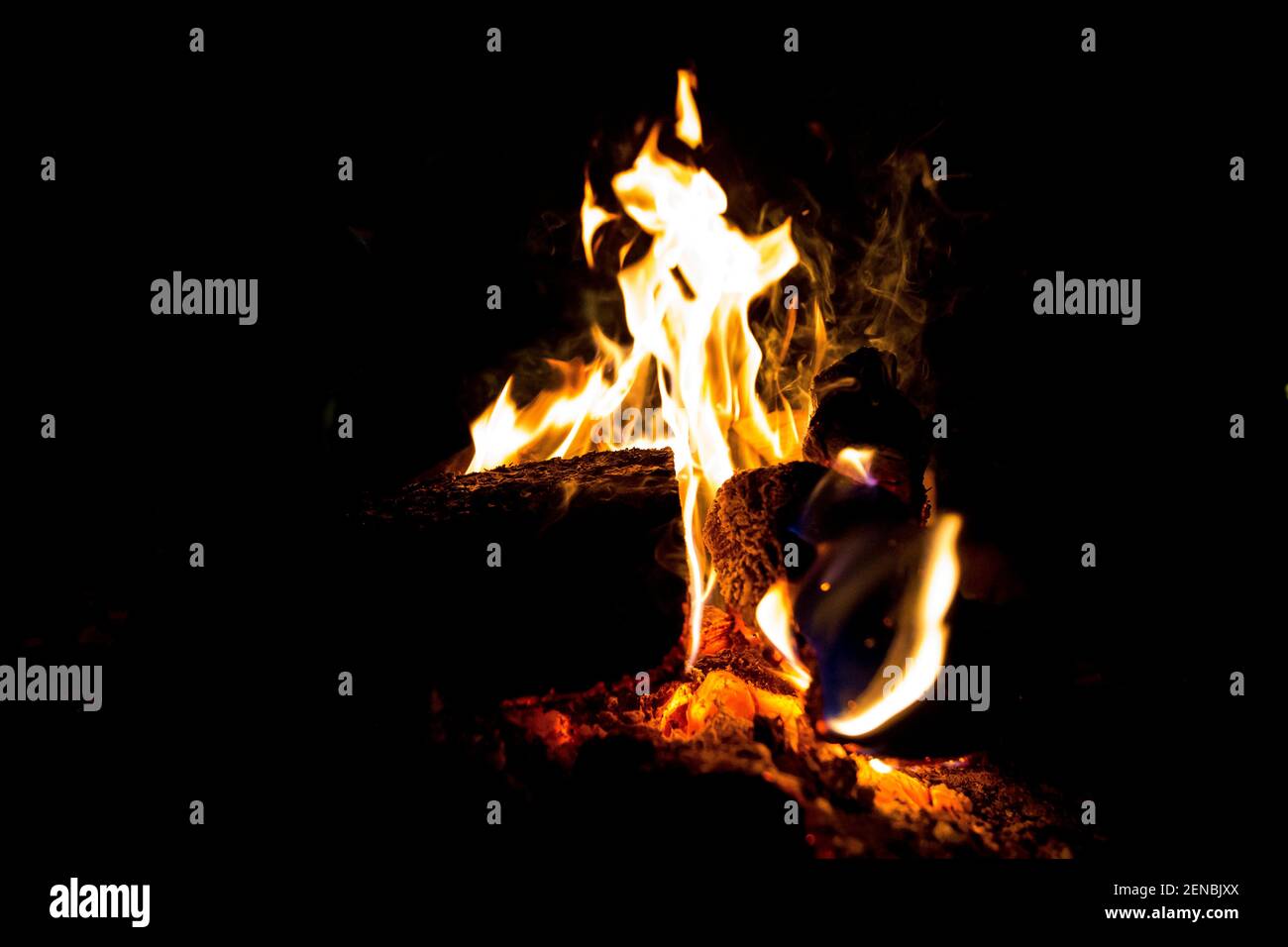Campfire in the dark hi-res stock photography and images - Alamy