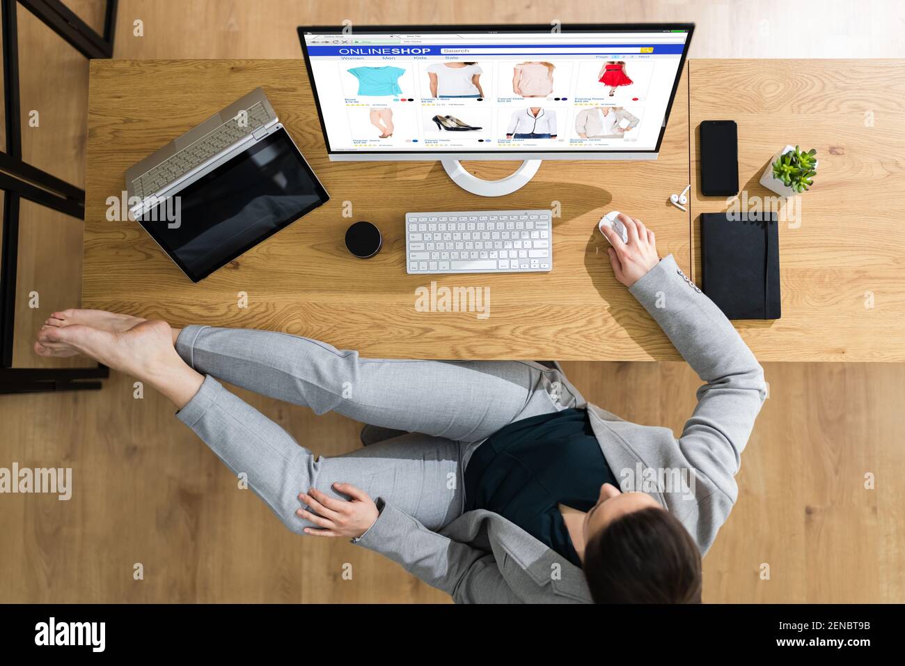 Woman computer shop back view hi-res stock photography and images - Alamy