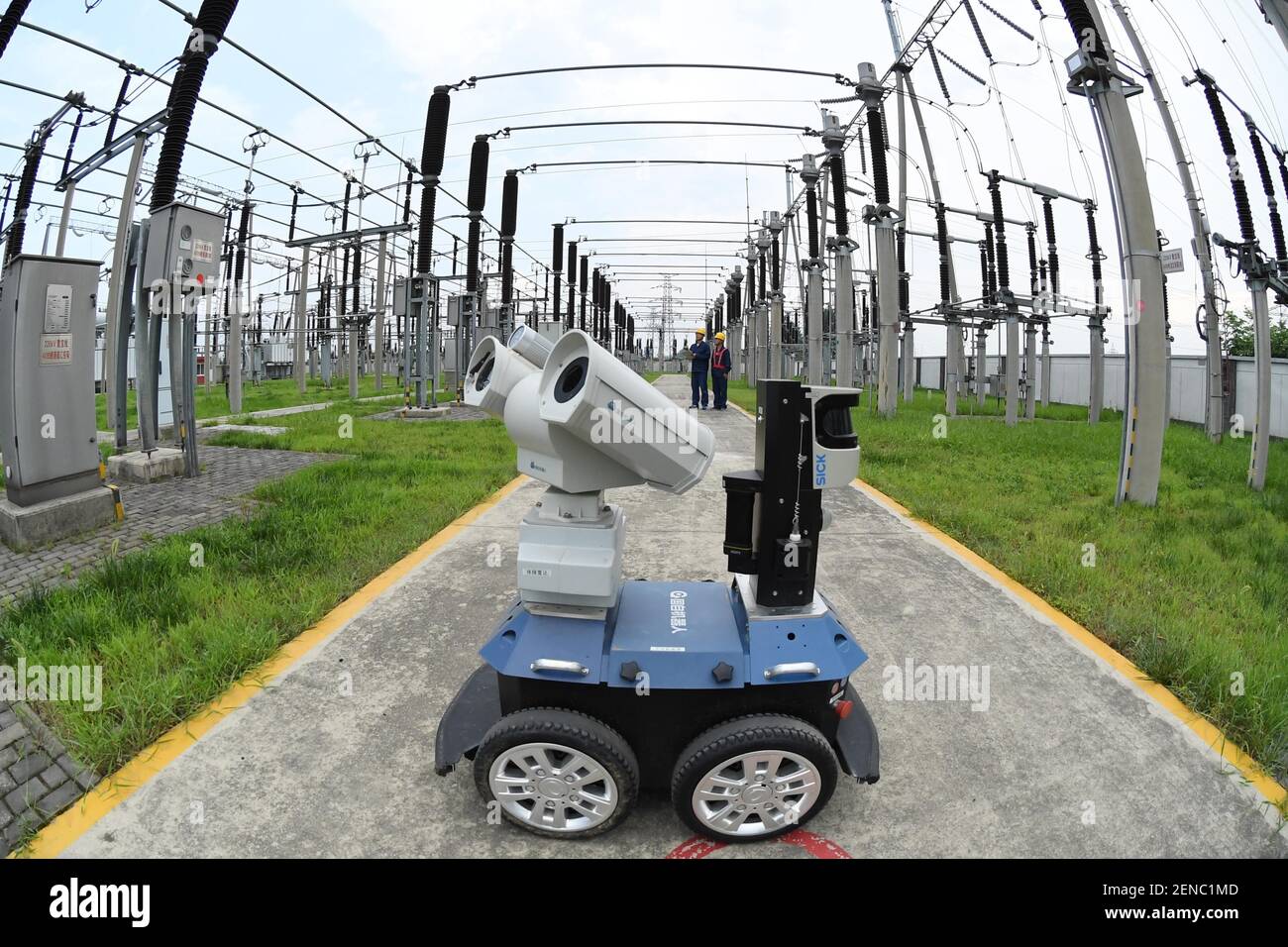 An intelligent inspection robot inspects the substation at 220 kv baoqiao substation, Lai 'an ...