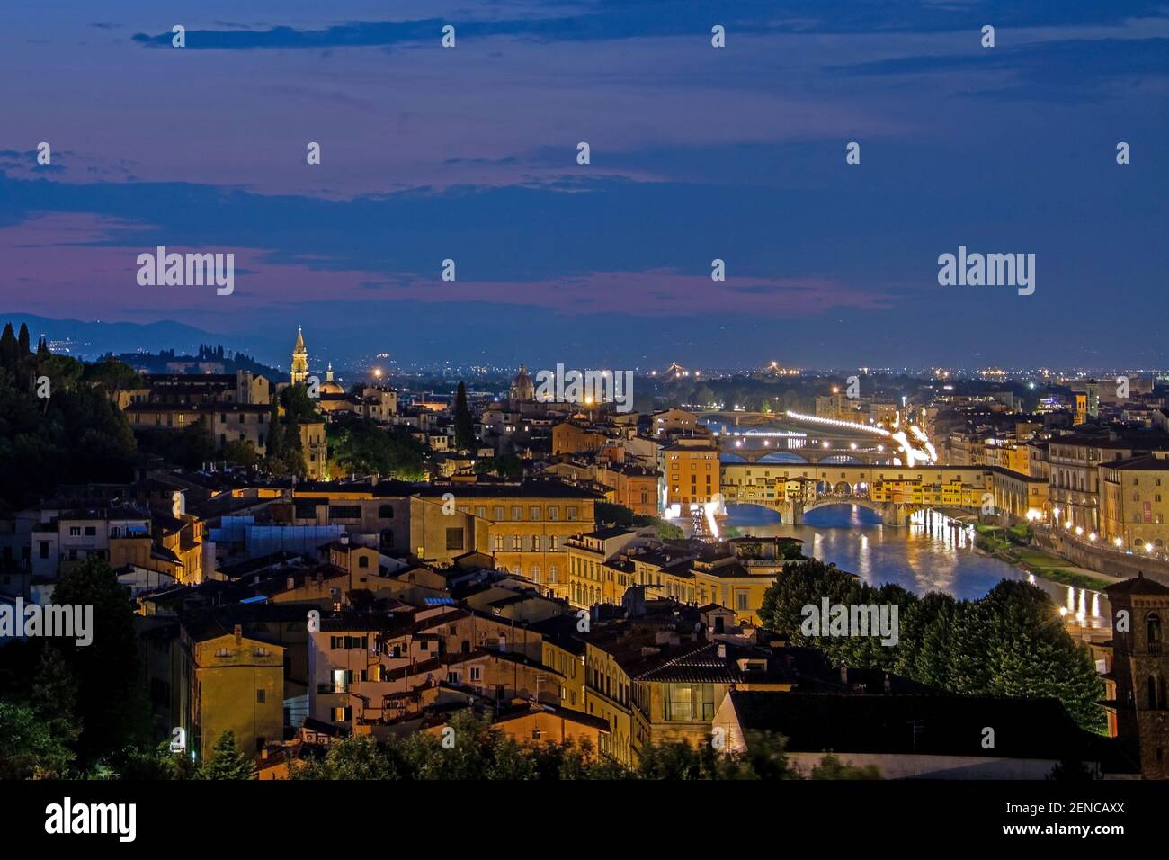 Der Ponte Vecchio ist die älteste Brücke über den Arno in der ...