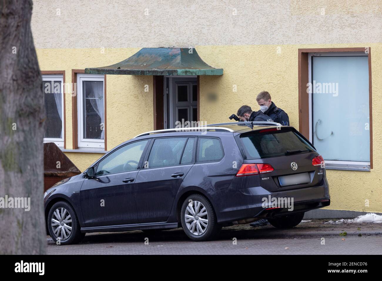 Police car in front house hi-res stock photography and images - Alamy