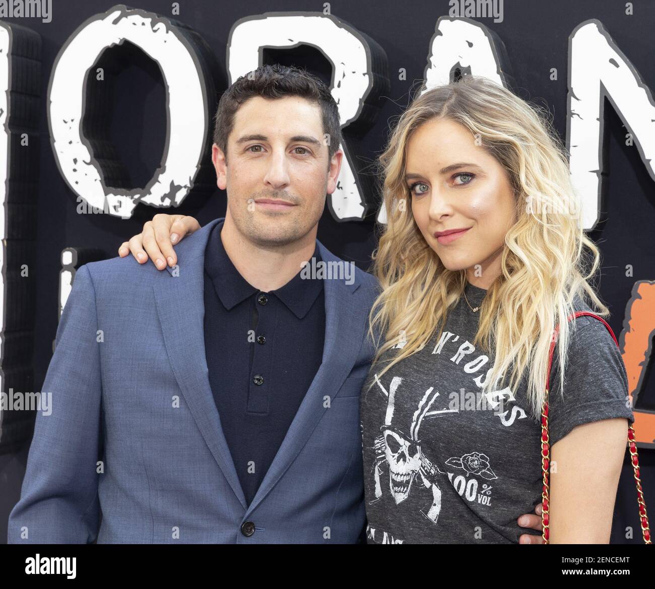 Jason Biggs and Jenny Mollen attend "Orange Is The New Black" Final ...