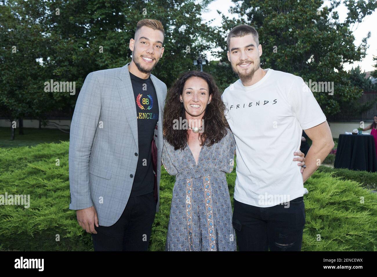 Willy (l) and Juancho (r) Hernan Gomez with Laia Palau during the first ...