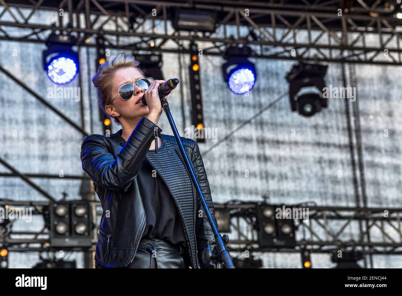 Female singer concert hi-res stock photography and images - Alamy