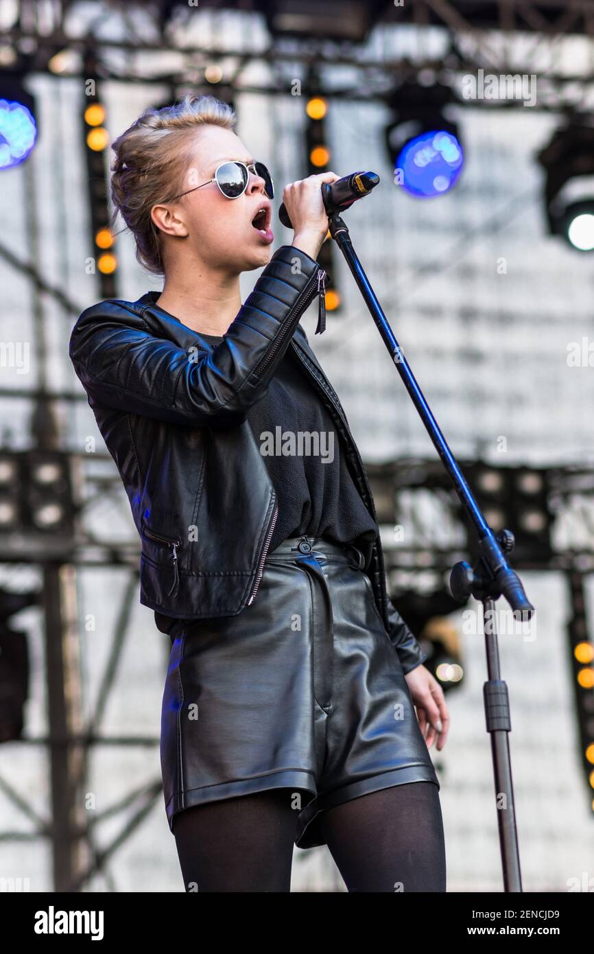 Female singer band stage hi-res stock photography and images - Alamy