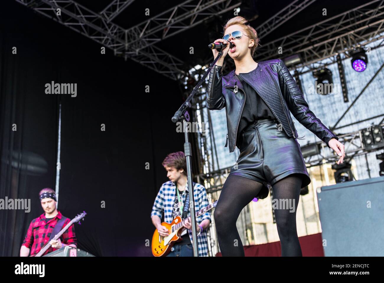Female singer band stage hi-res stock photography and images - Alamy