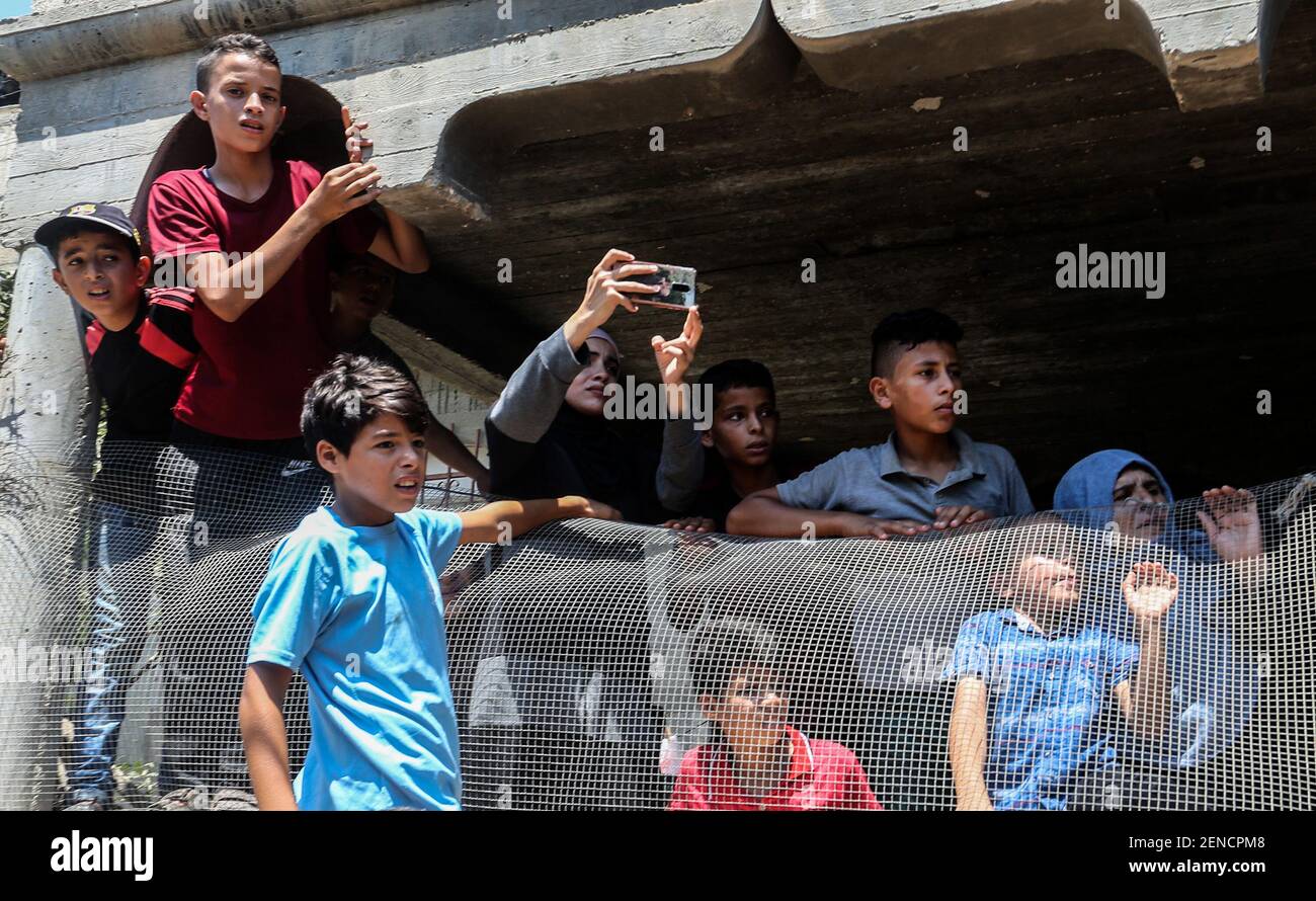 Relatives mourns of Ahmed al-Qarra, 23, during his funeral in town of ...