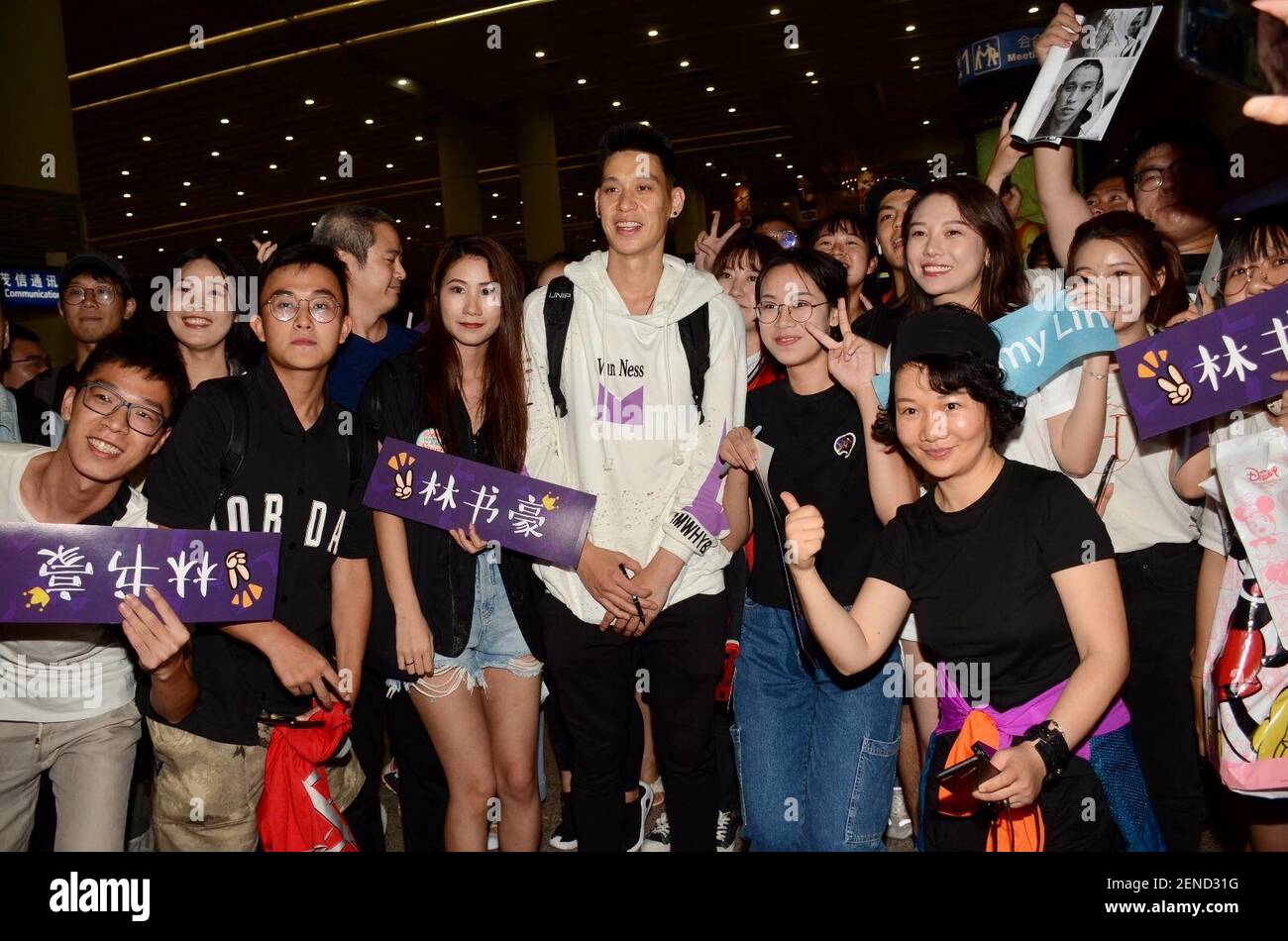 Shanghai,CHINA-Star Jeremy Lin arrived in Shanghai at night to attend ...