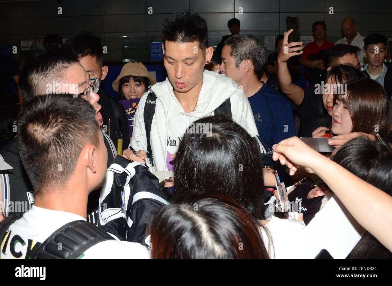 Shanghai,CHINA-Star Jeremy Lin arrived in Shanghai at night to attend ...
