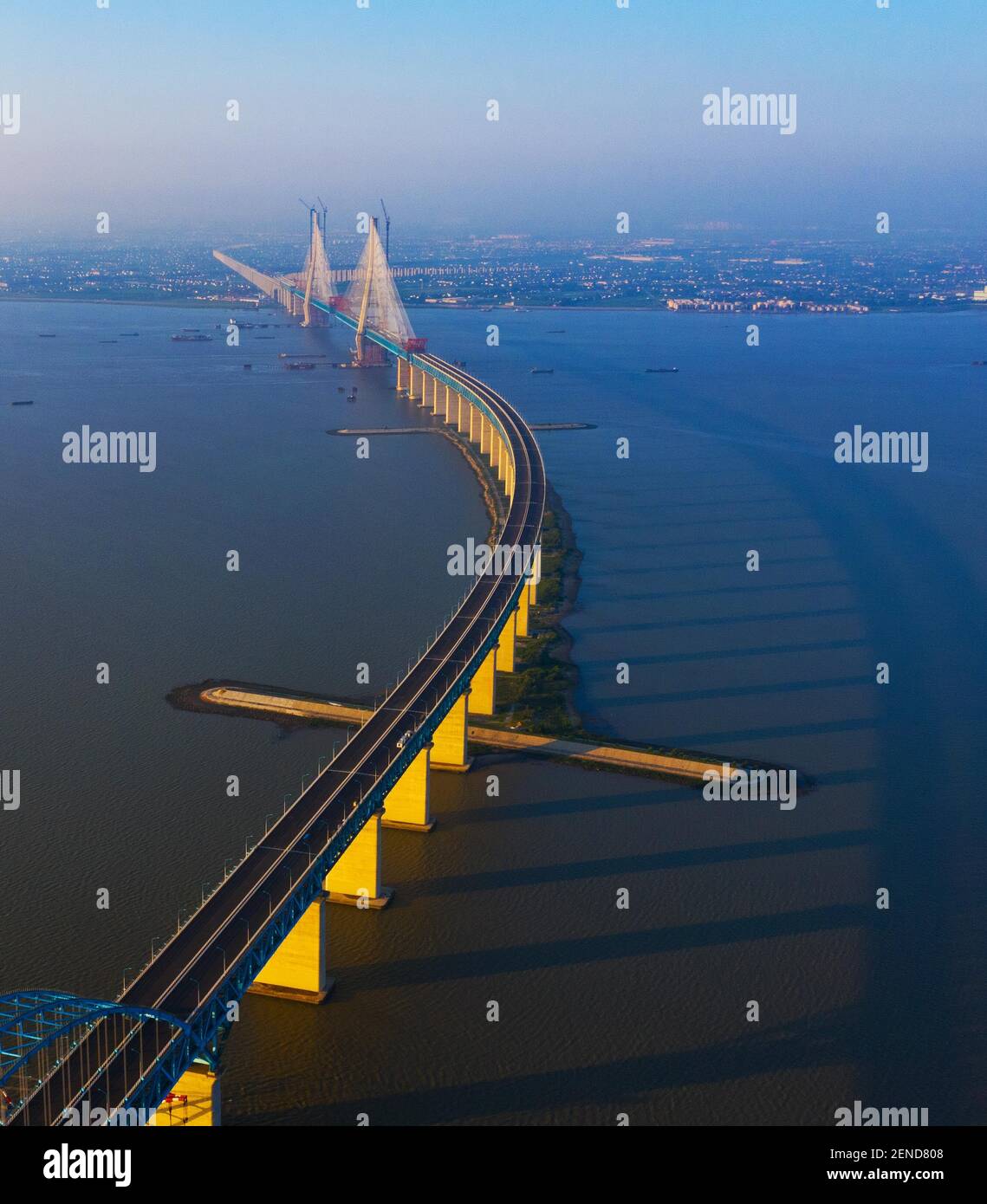 The world's longest cable-stayed bridge, the Hutong (Shanghai-Nantong ...