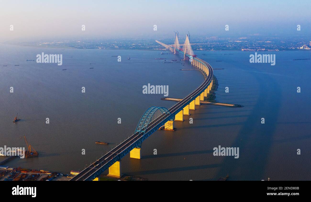 The world's longest cable-stayed bridge, the Hutong (Shanghai-Nantong ...