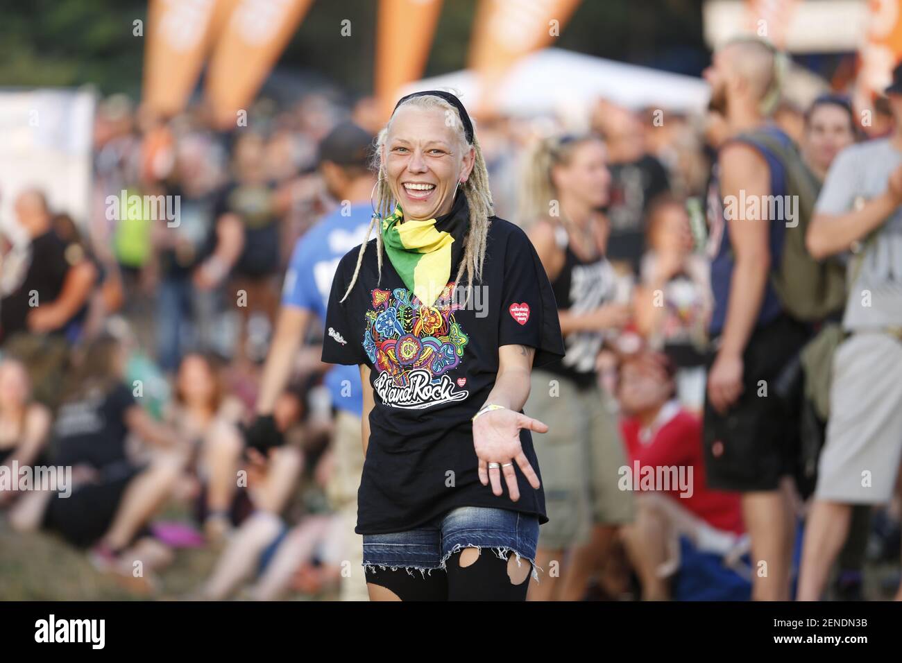 Polen: People celebrating at the Pol and Rock Festival in Küstrin ...