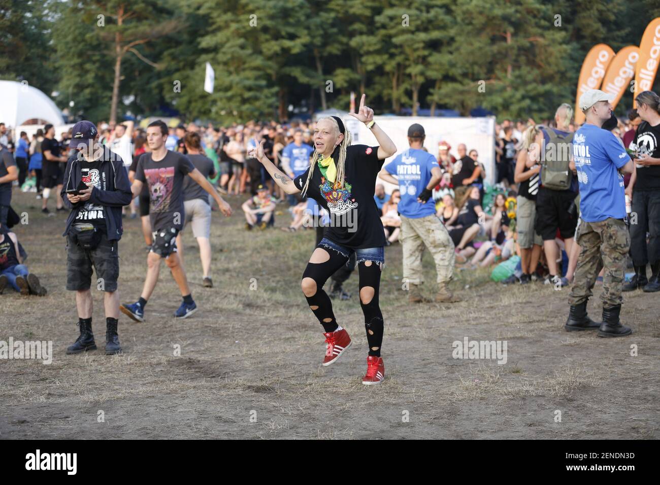 Polen: People celebrating at the Pol and Rock Festival in Küstrin ...