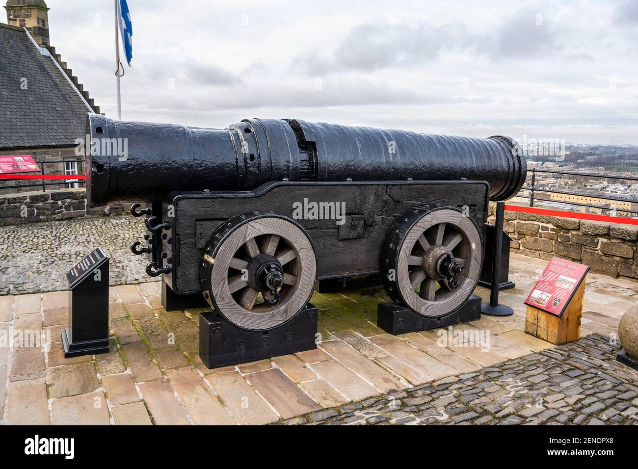 Cannons at edinburgh castle hi-res stock photography and images - Alamy