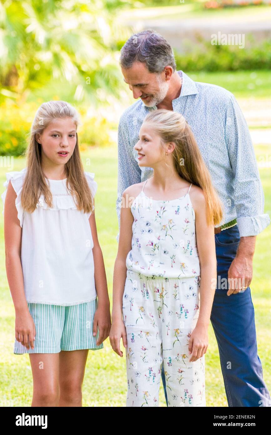 King Felipe VI with daughters Crownprincess Leonor and Infanta Sofia ...