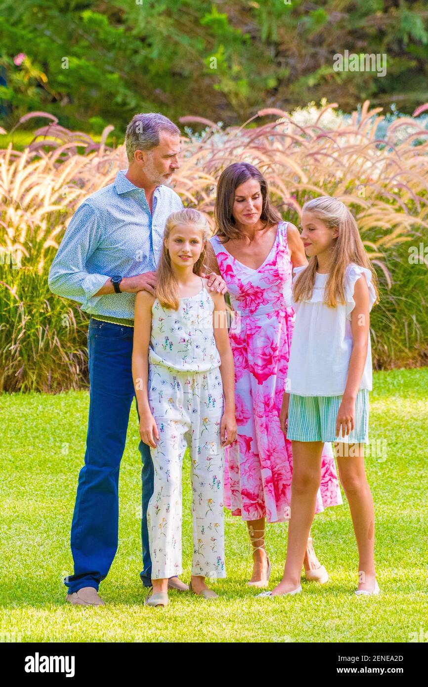 King Felipe VI and Queen Letizia with daughters Crownprincess Leonor ...