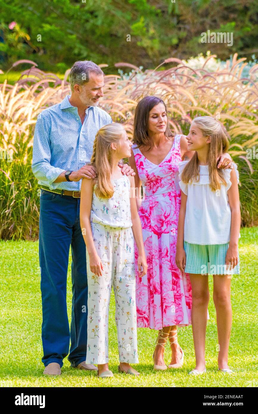 King Felipe VI And Queen Letizia With Daughters Crownprincess Leonor king-felipe-vi-and-queen-letizia-with-daughters-crownprincess-leonor