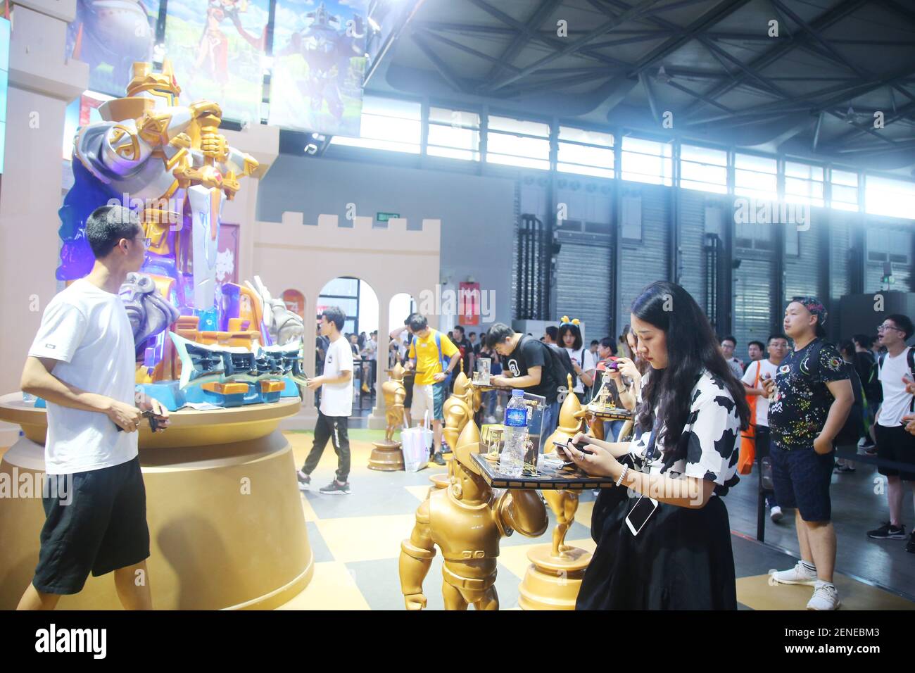 Chinese showgirls pose during the 17th China Digital Entertainment Expo ...