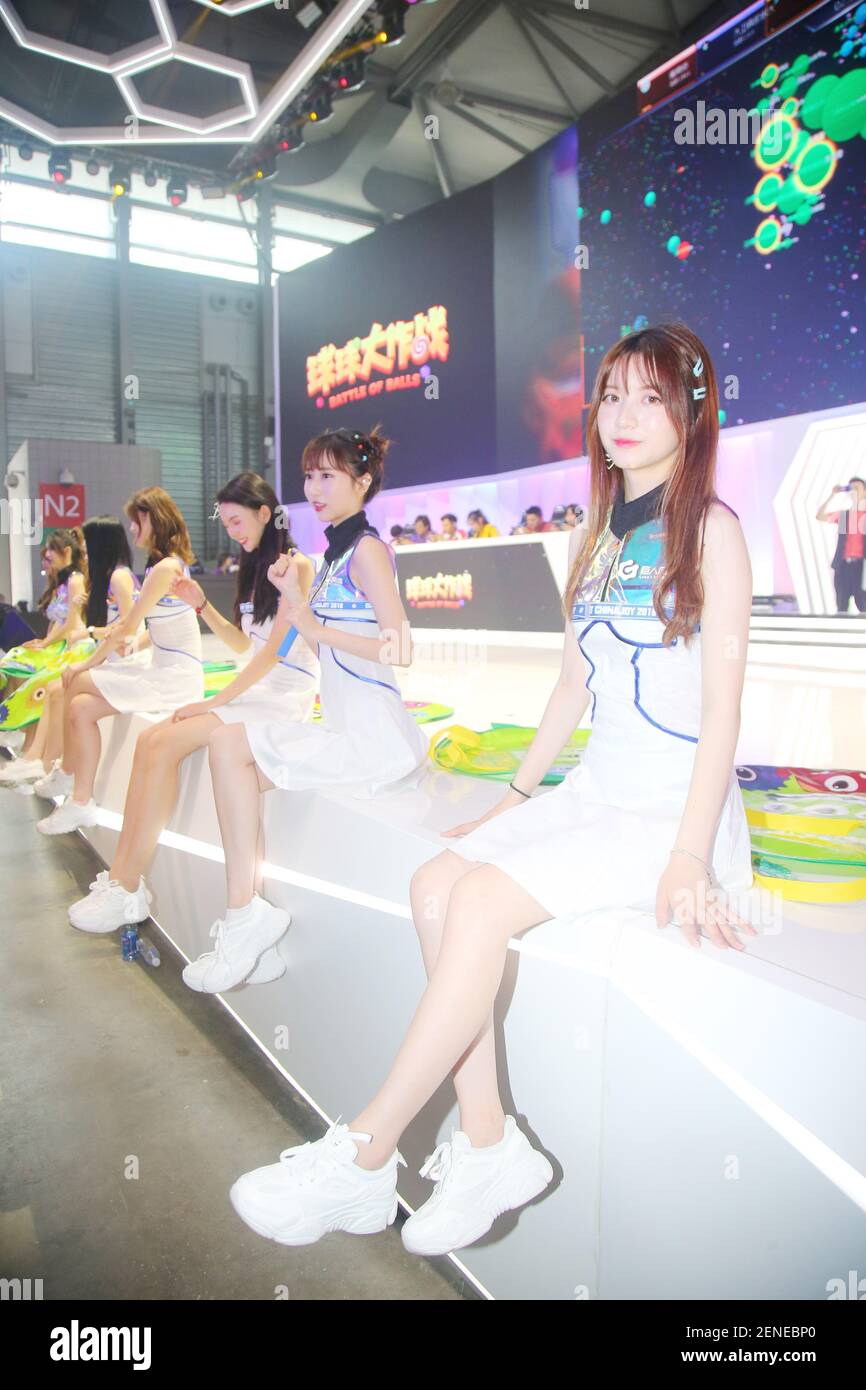 Chinese showgirls pose during the 17th China Digital Entertainment Expo ...