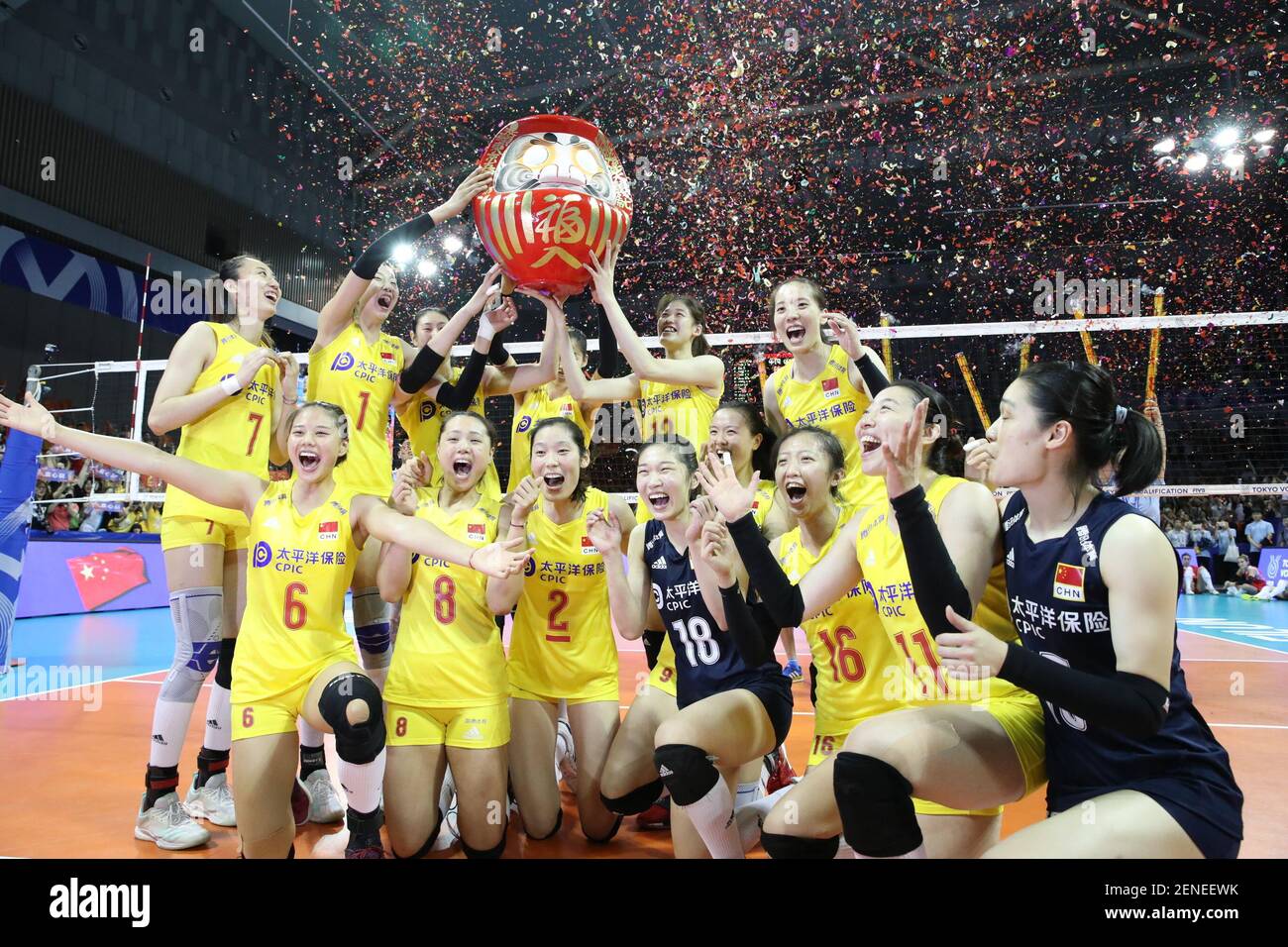 China women's national volleyball team pose to photo to celebrate their ...