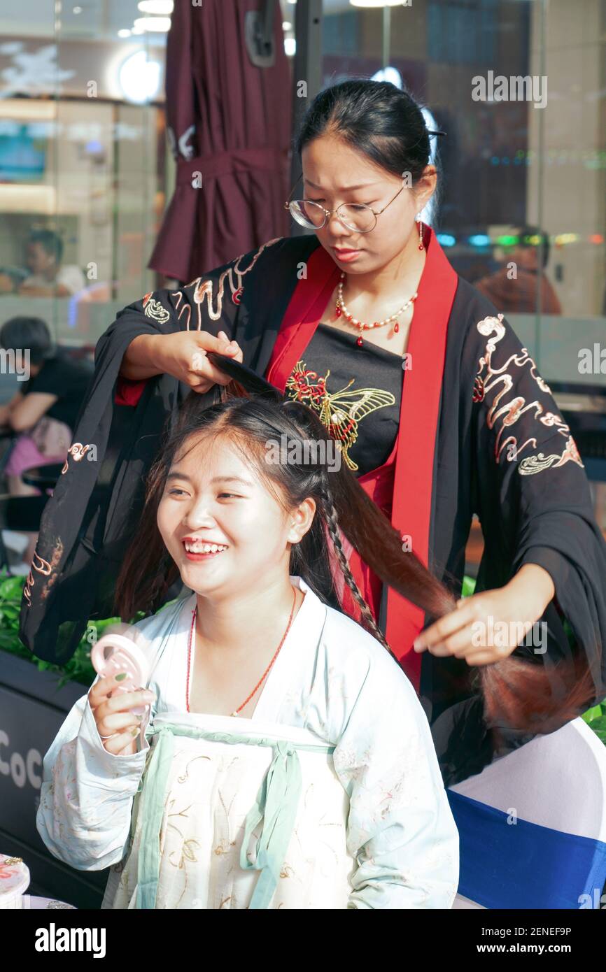 Hundreds of Chinese ancient-Chinese-clothing lovers gather to celebrate ...