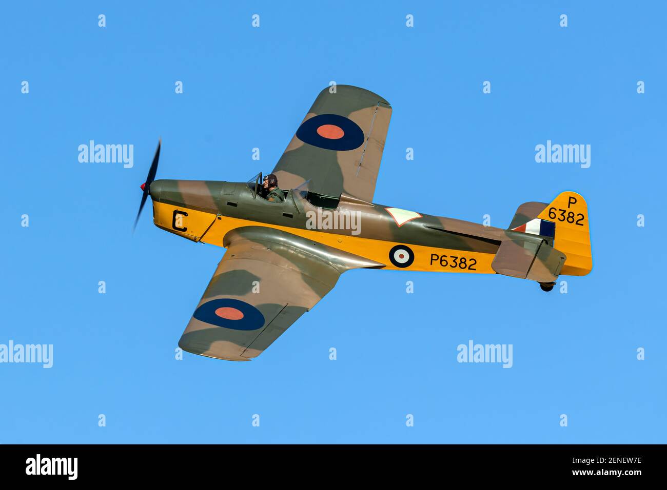 Aircraft flypast hi-res stock photography and images - Alamy