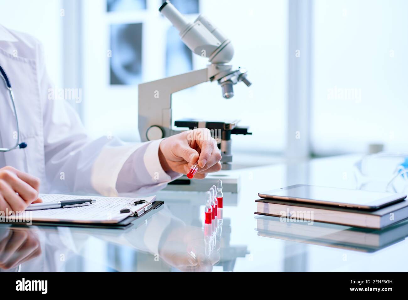 Scientist looking samples new hi-res stock photography and images - Alamy