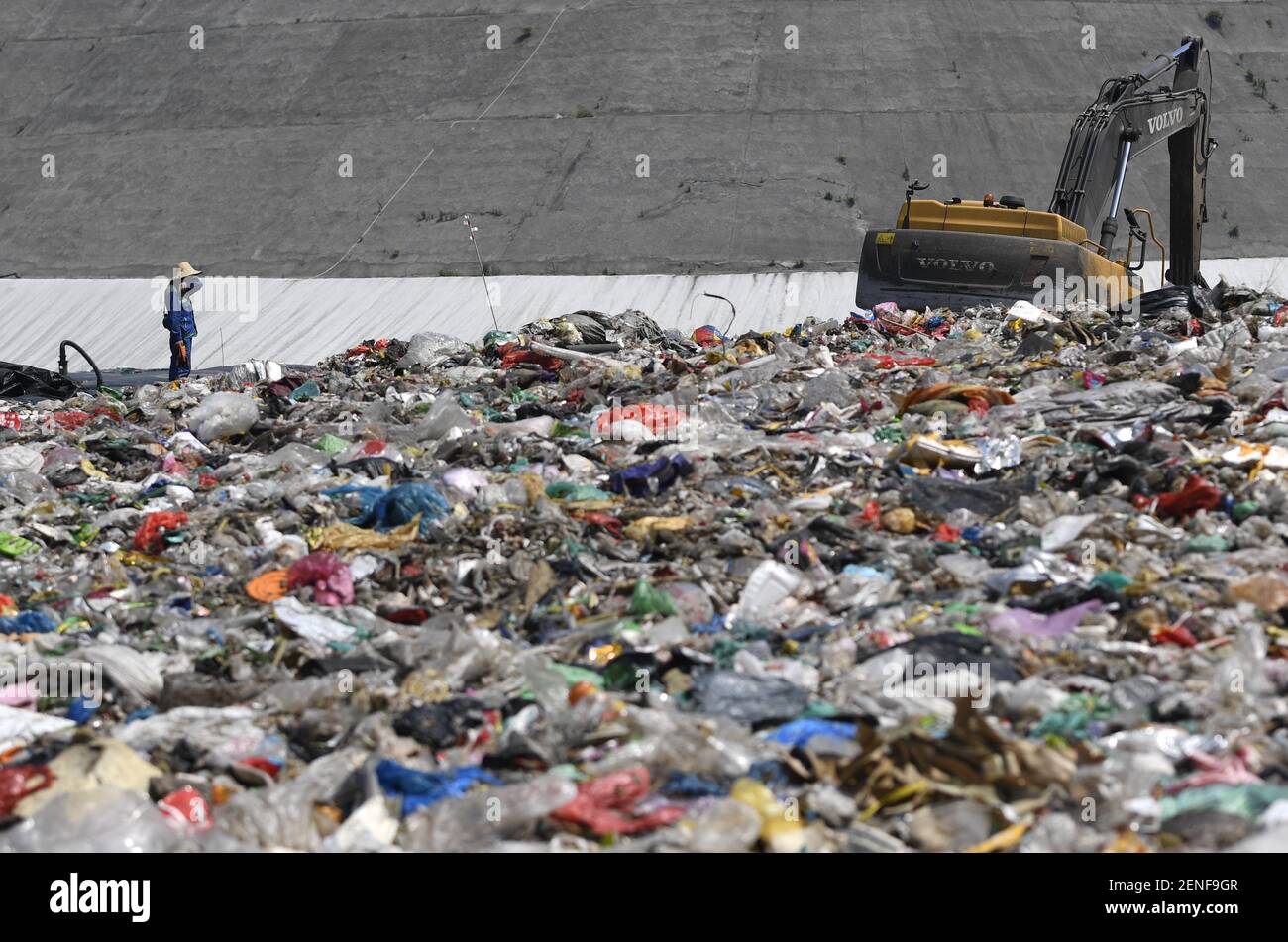 Chinese workers sort out and bury kitchen waste at the Tianziling ...