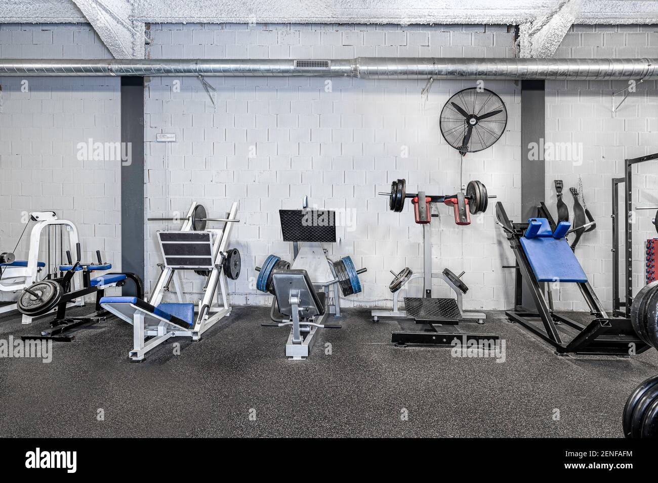 Old gym interior equipment iron hi-res stock photography and images - Alamy