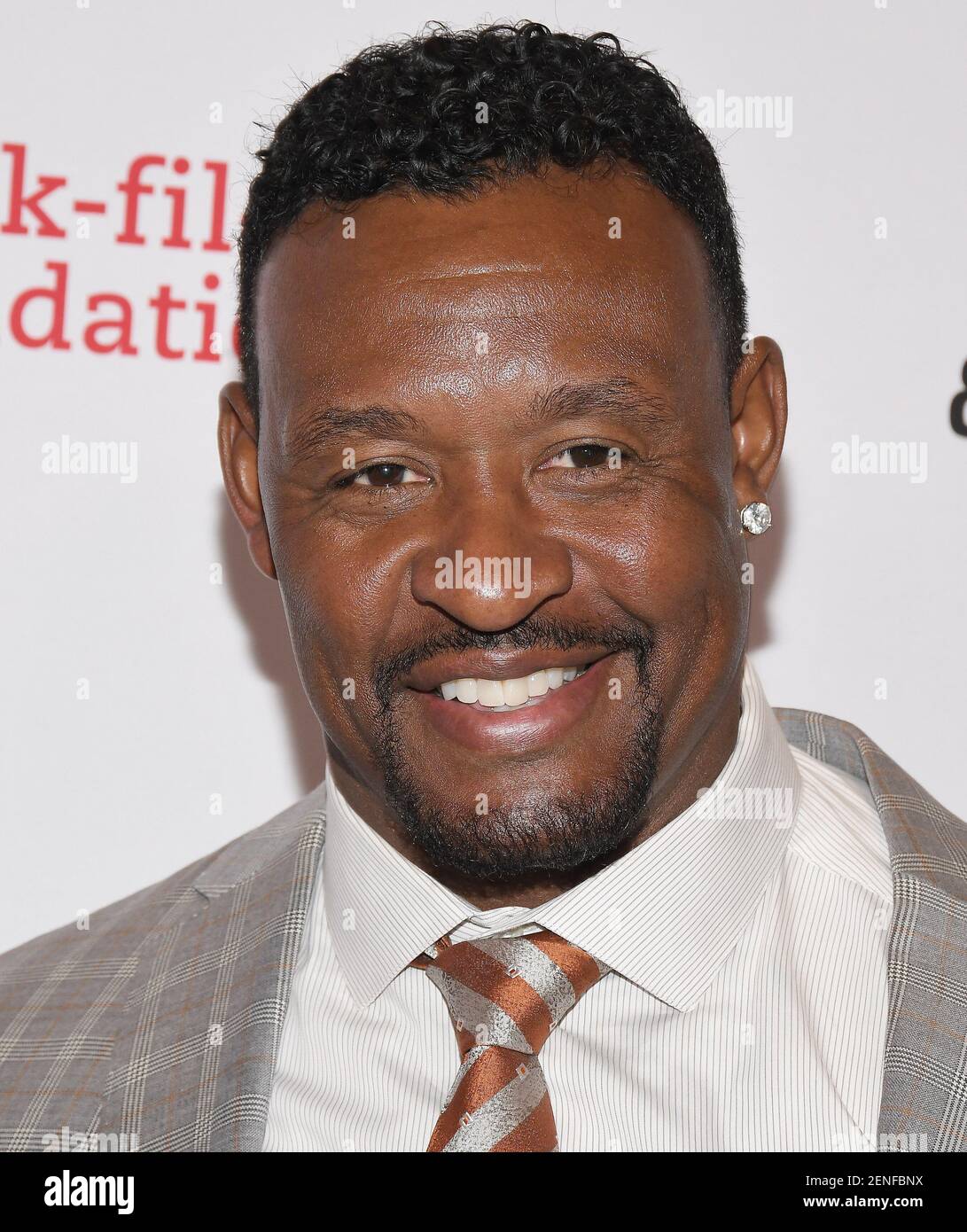 Willie McGinest arrives at the 19th Annual Harold And Carole Pump ...