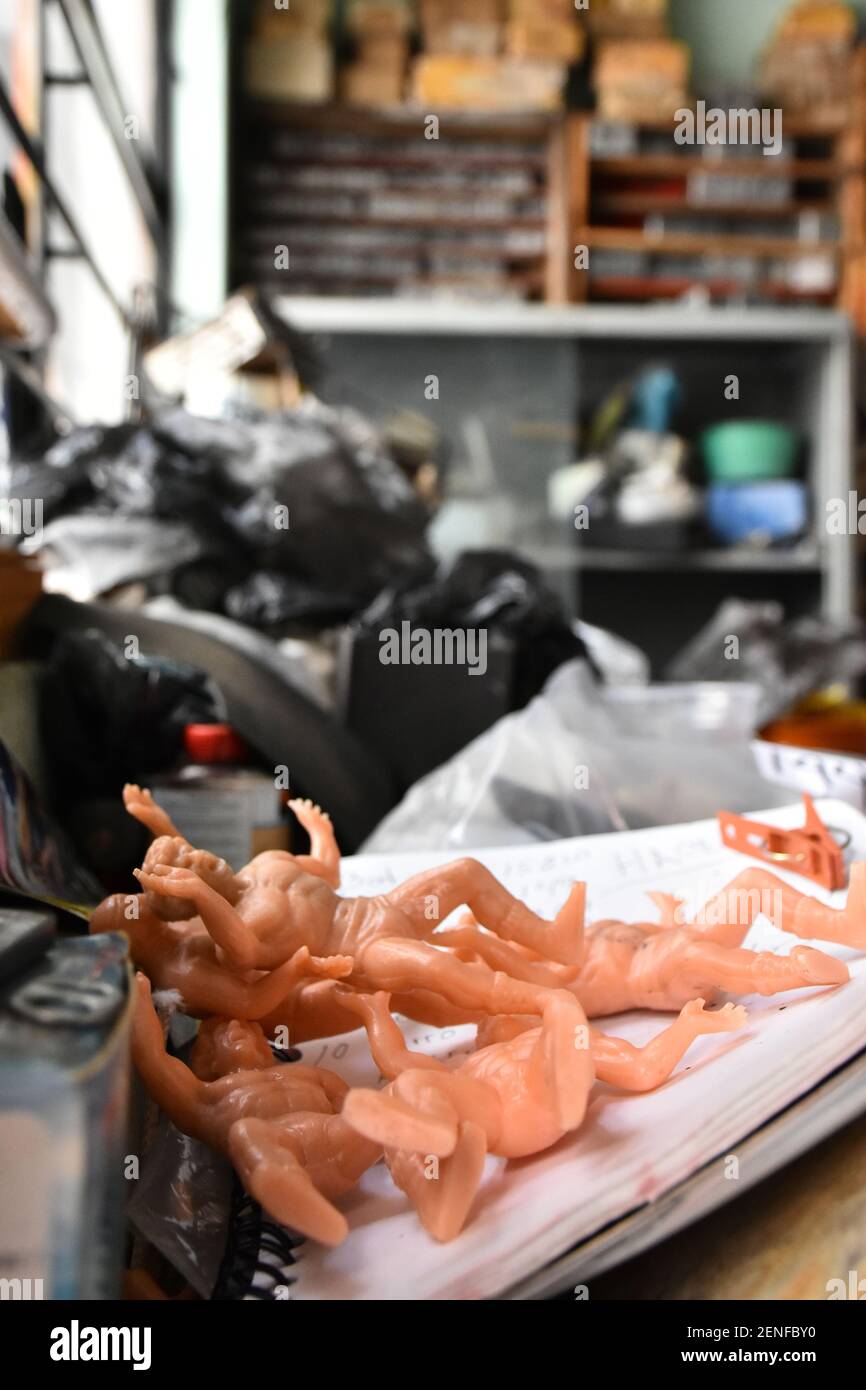 A man makes the manufacture of plastic figures, putting polymer in lead ...