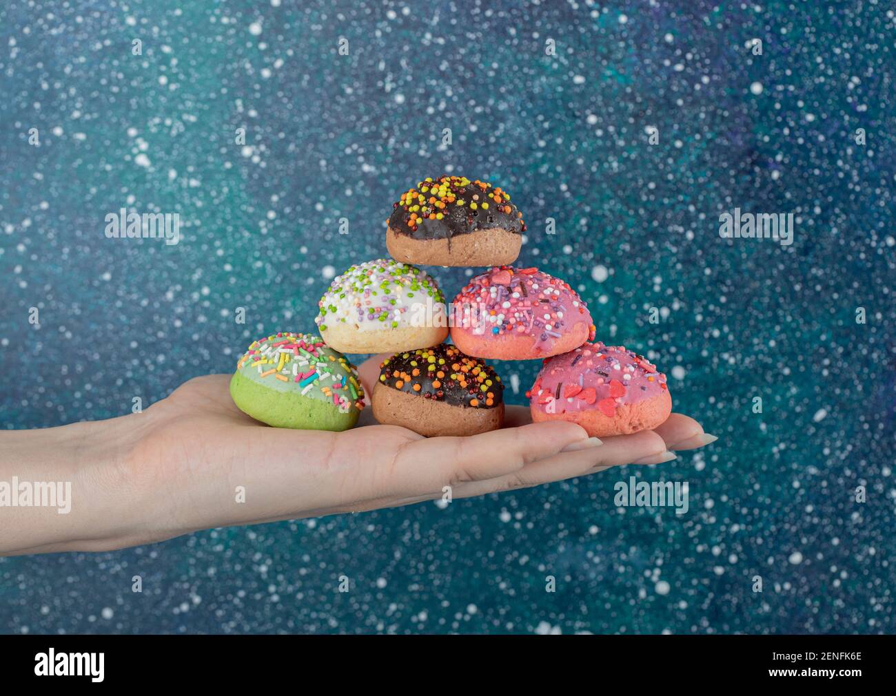 Female hand holding fresh cookies up with a hand Stock Photo - Alamy