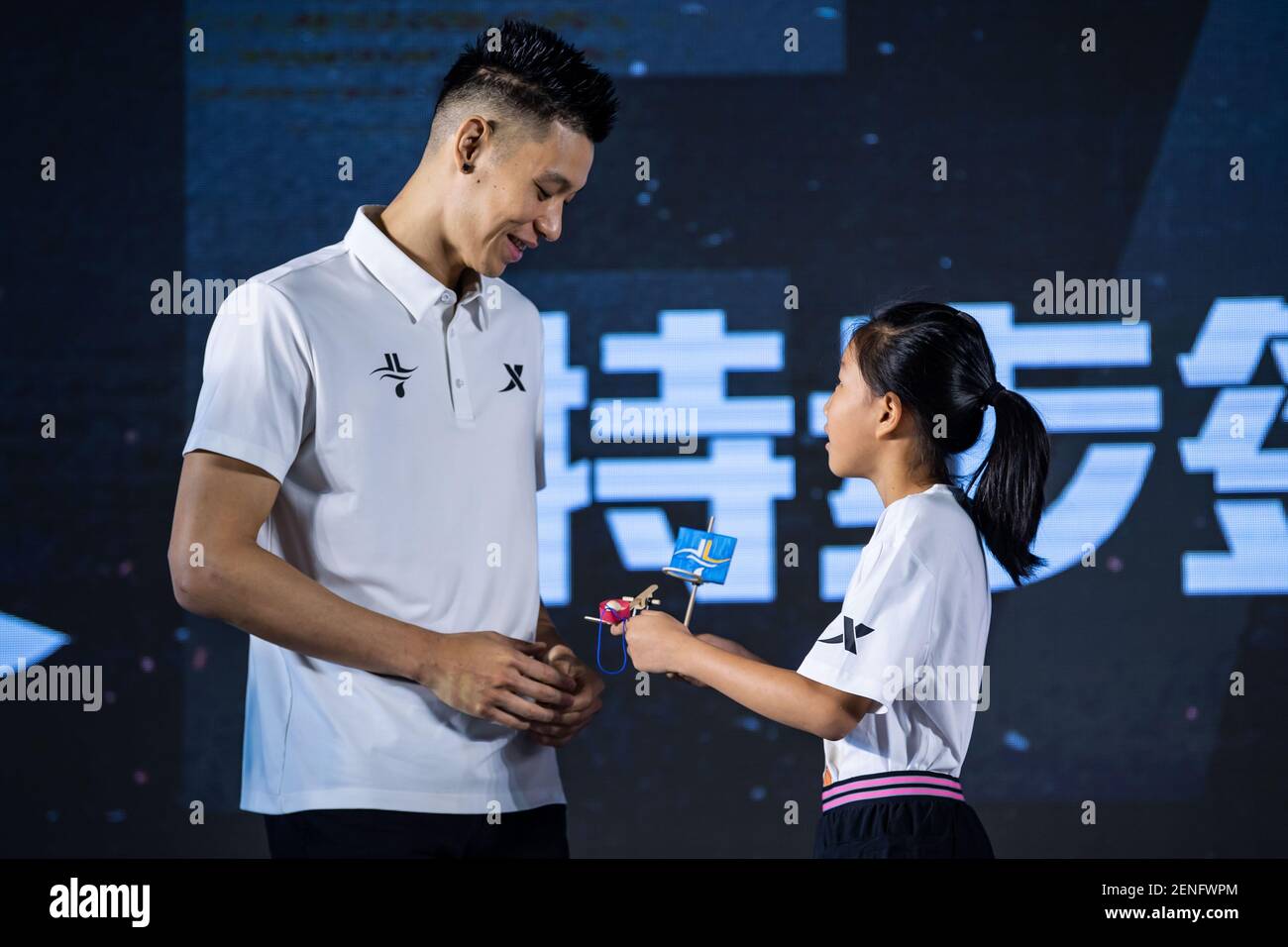 Jeremy Lin, left, poses to take photos in Guangzhou, south China¡¯s ...