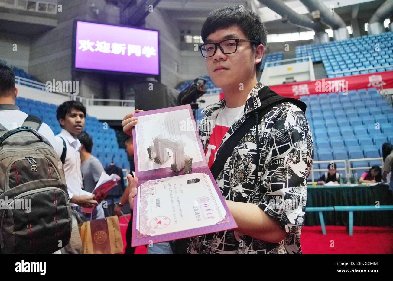 Chinese Go superstar Ke Jie registers as a freshman at the campus of ...