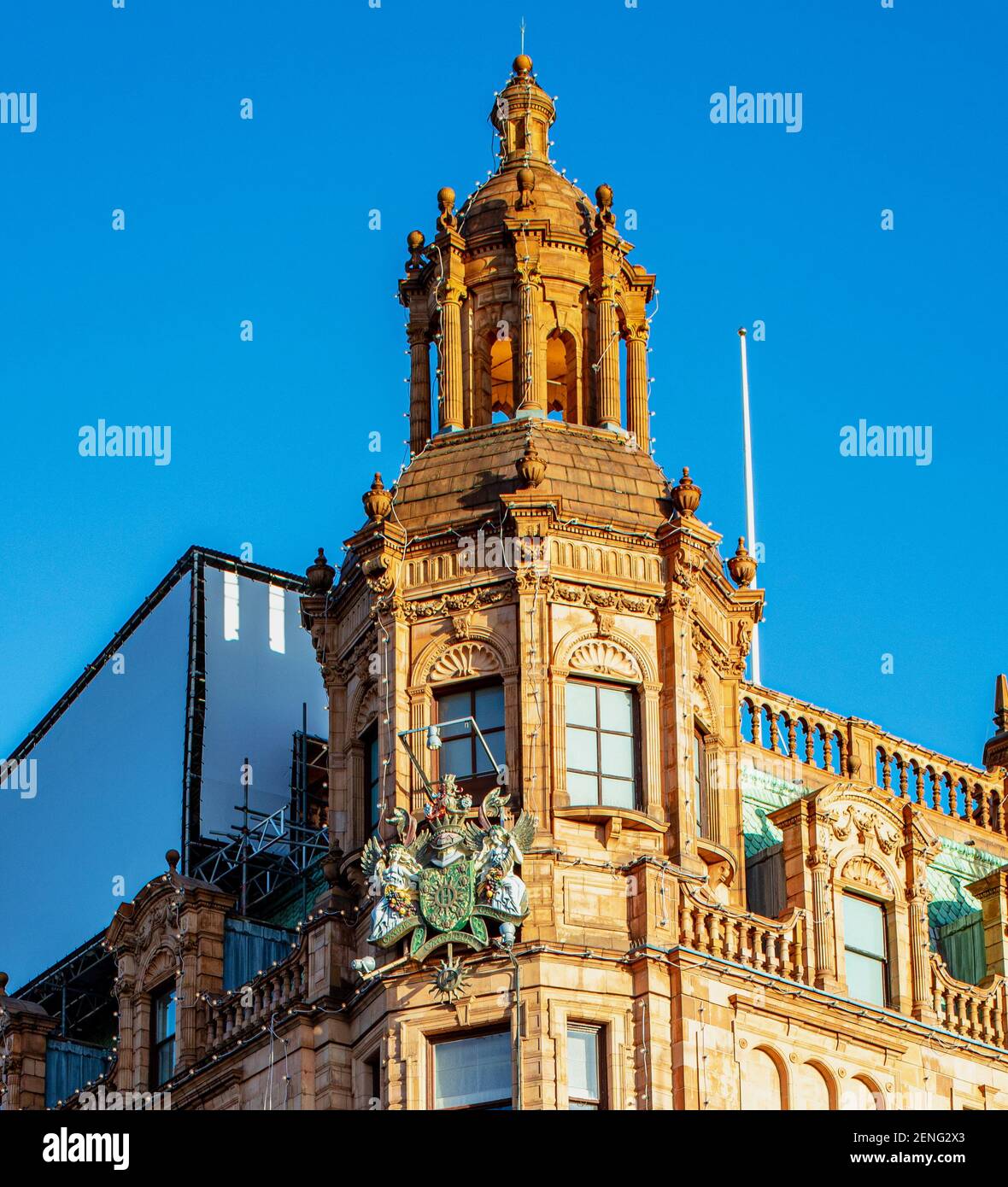 Harrods exterior hi-res stock photography and images - Alamy