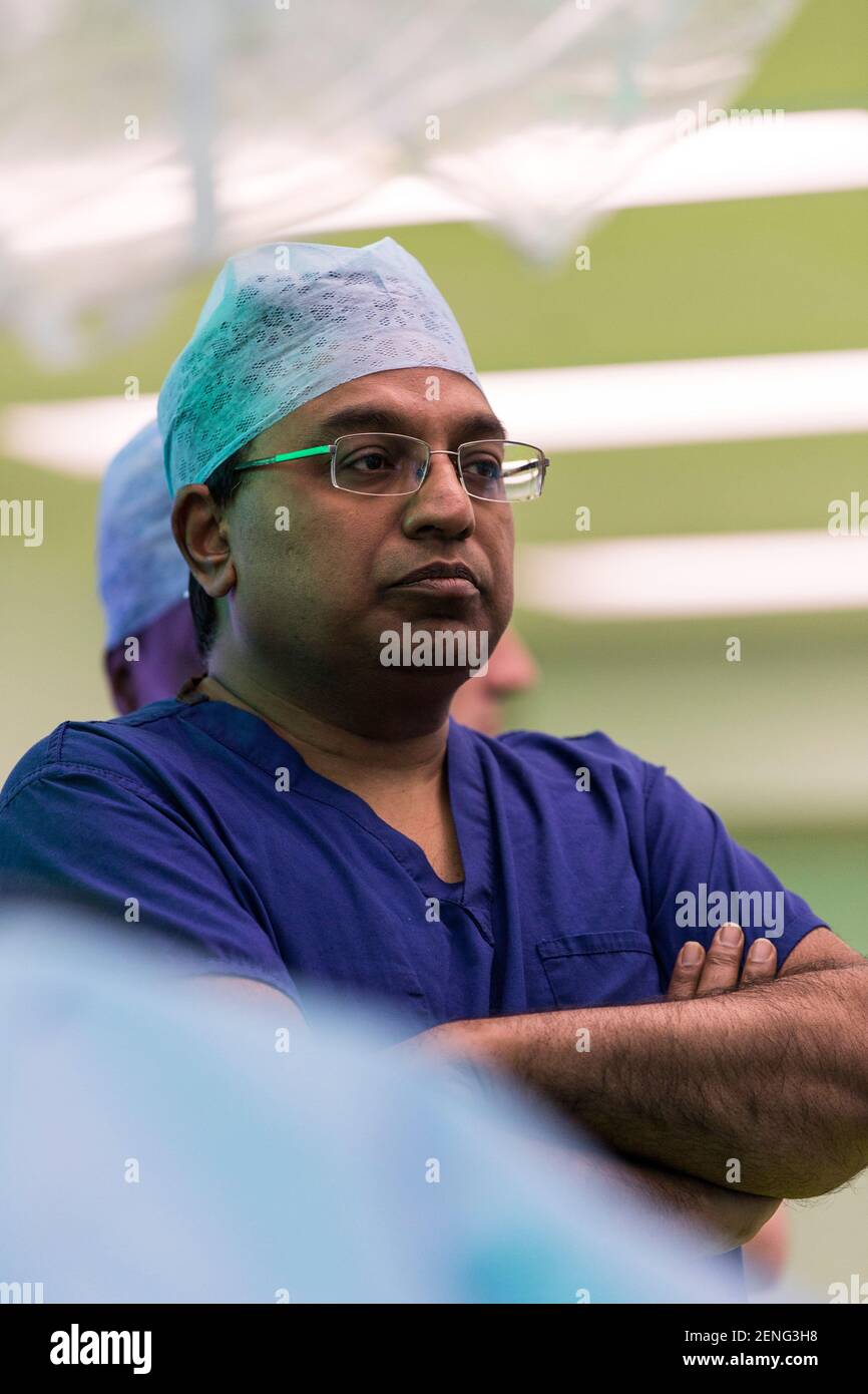 Surgeons perform an operation in an nhs hospital hi-res stock ...