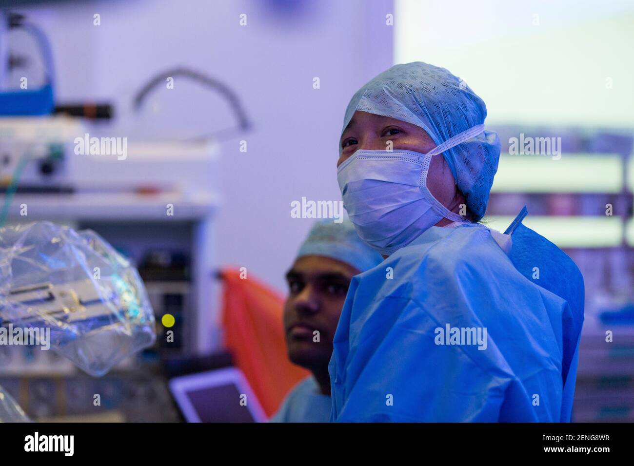 Doctors & Surgeons perform operation Stock Photo - Alamy