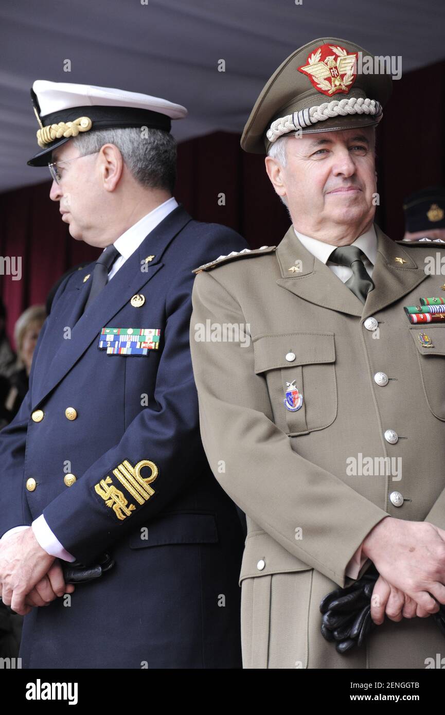 Italian uniform army rank insignia hi-res stock photography and images ...