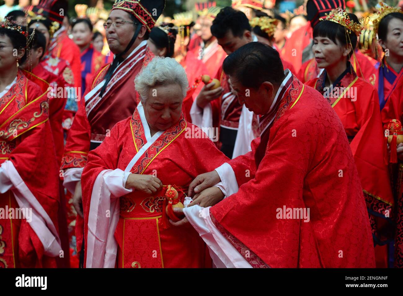 Alumni couples attend group wedding in traditional Chinese way at ...