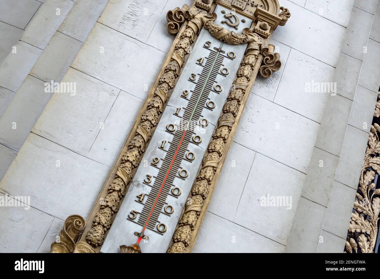 Russia, Moscow. A street thermometer Stock Photo - Alamy