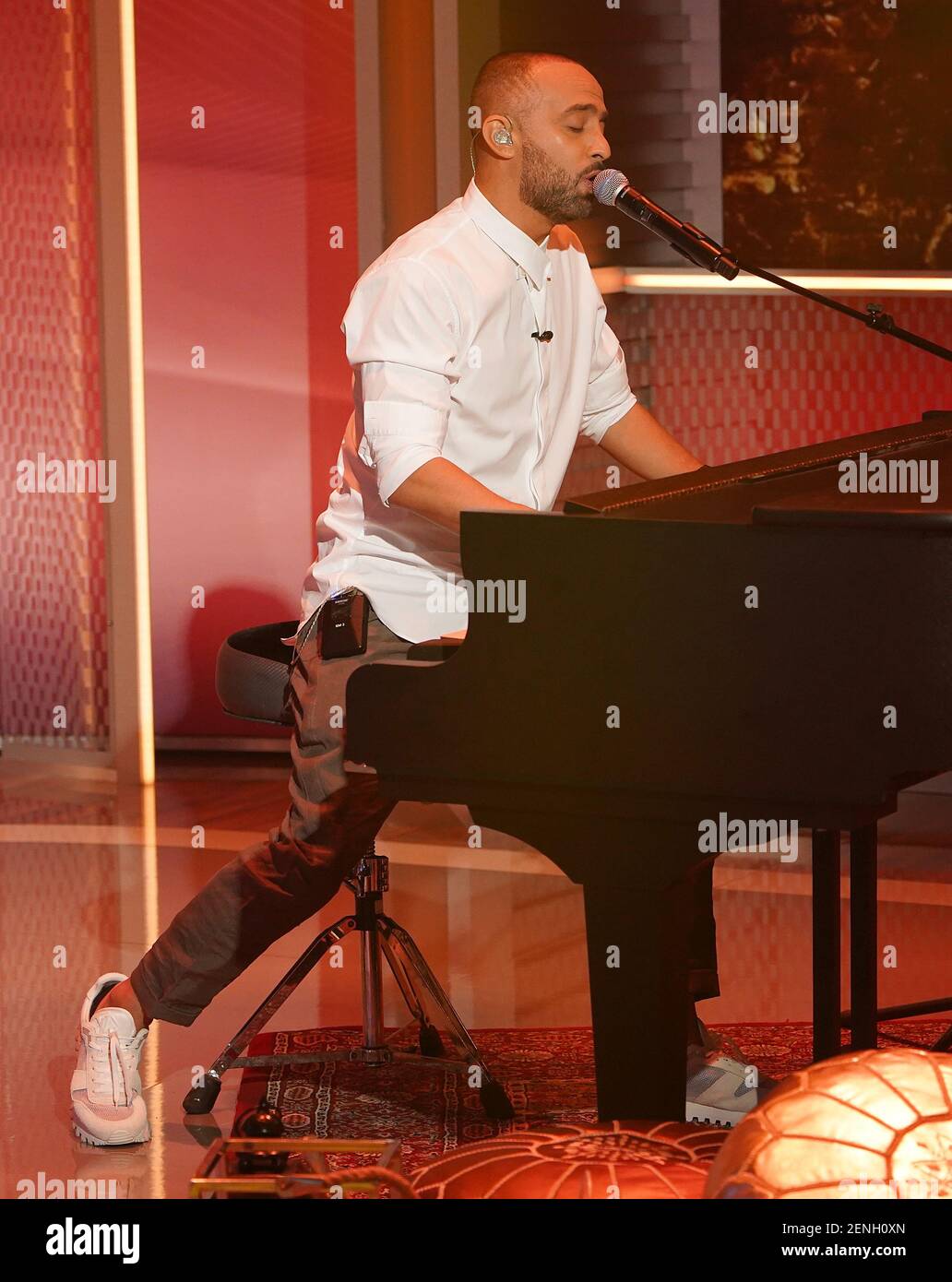 MIAMI, FL - AUG 19: Mario Domm of Camila performs during "Despierta ...