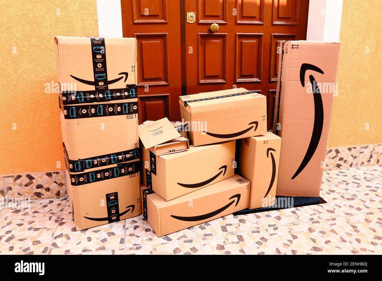 Amazon boxes smile hi-res stock photography and images - Alamy