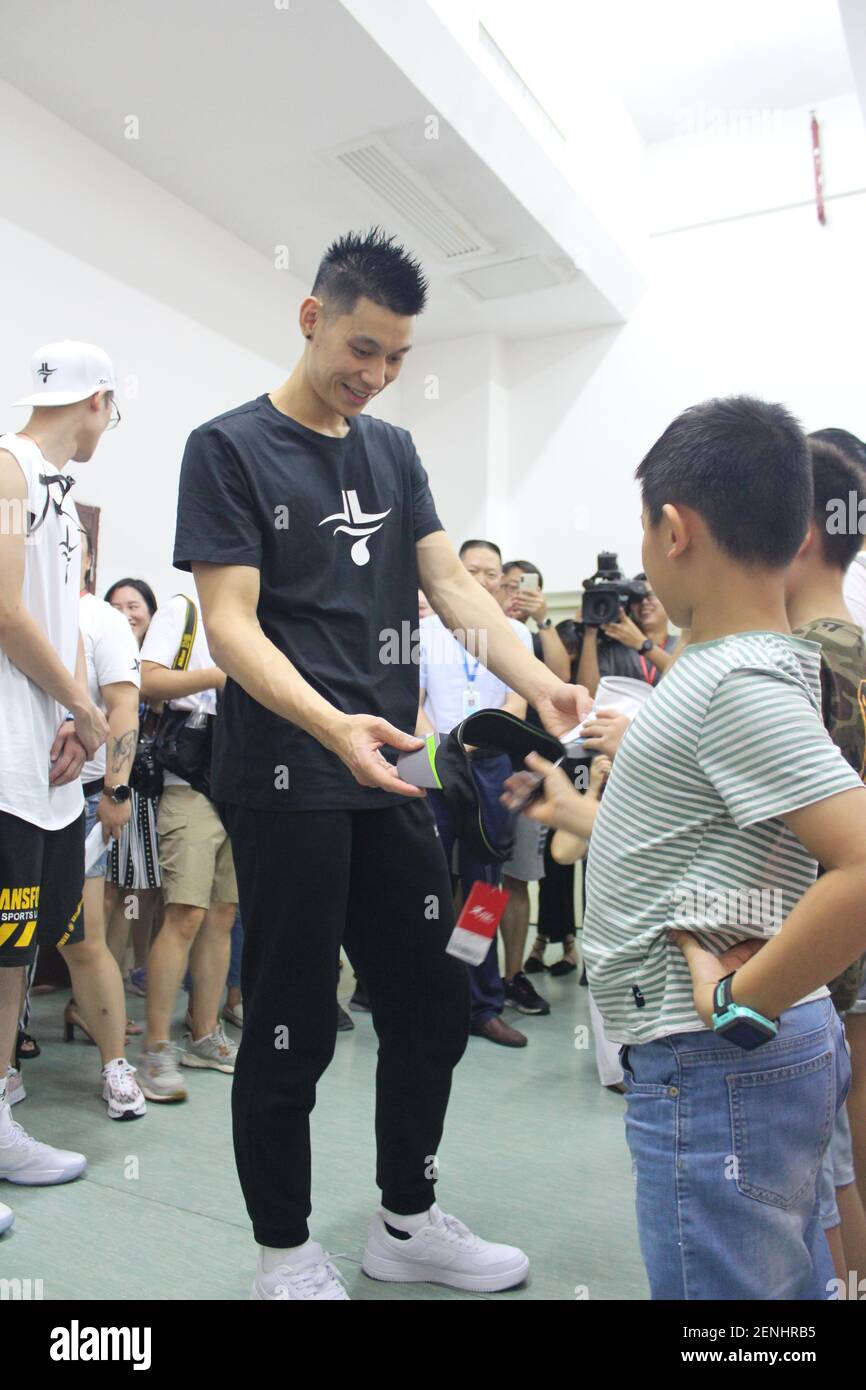 Jeremy Shu-How Lin, or simply Jeremy Lin, is interacting with kids to ...