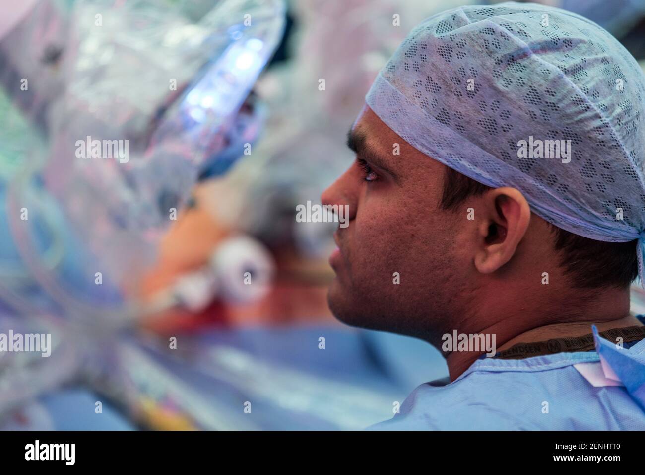 Surgeons perform an operation in an nhs hospital hi-res stock ...