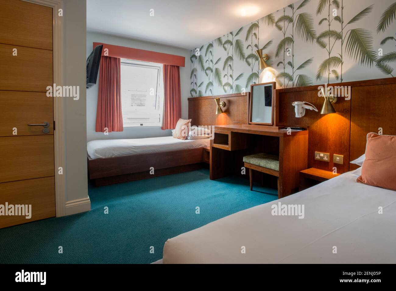 Hotel room in the UK twin room Stock Photo - Alamy